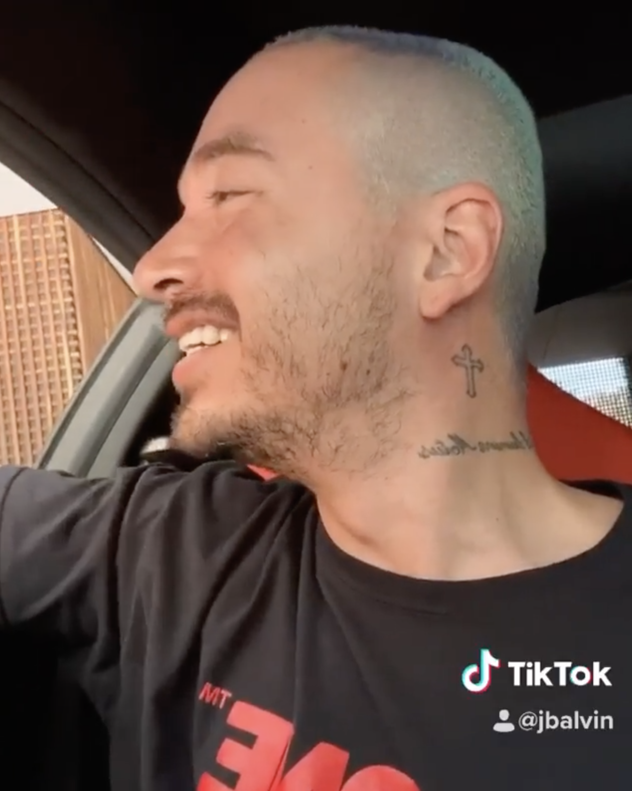 Farruko Piercing En El Cuello